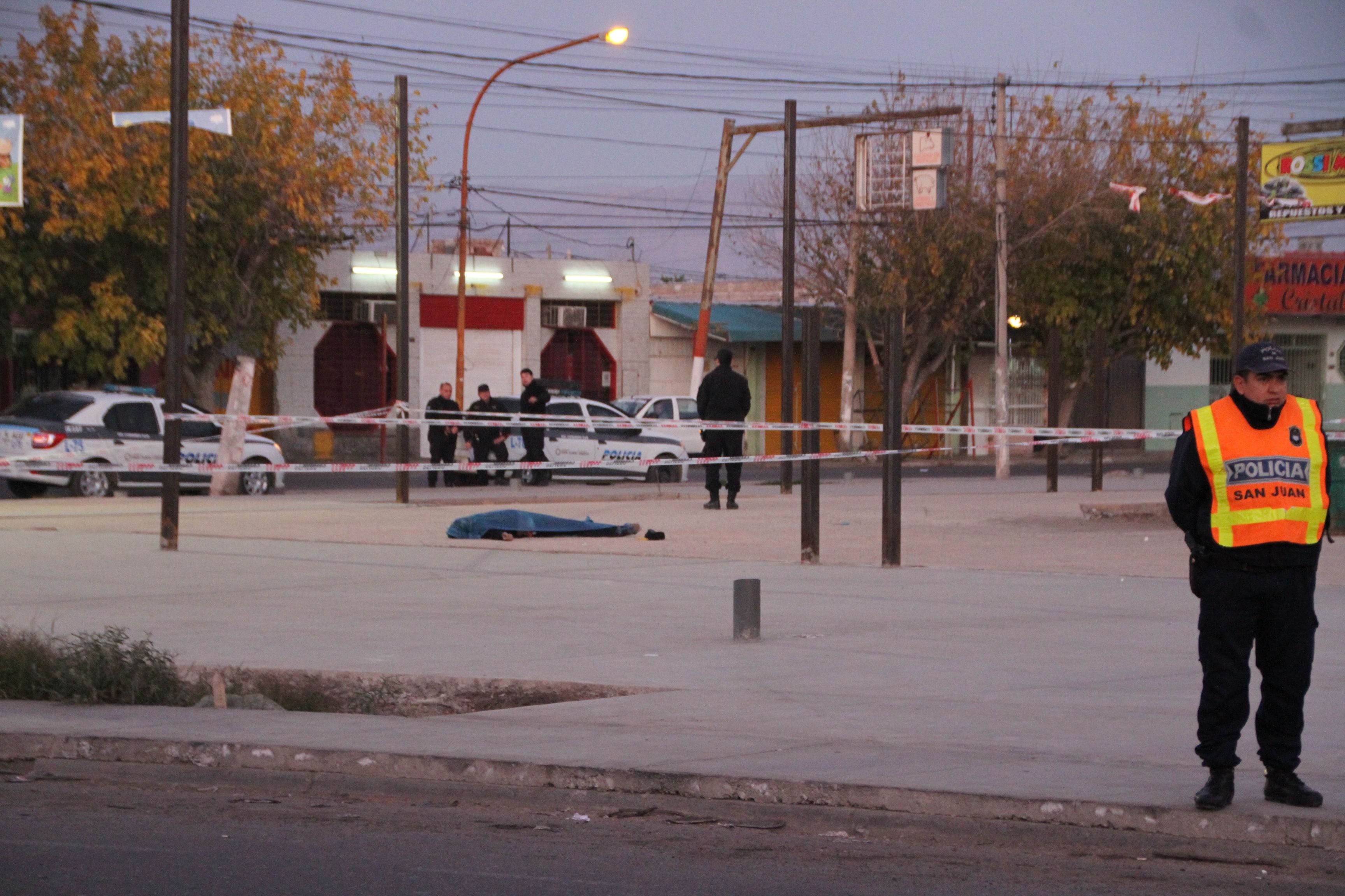 Al joven de Rawson lo mataron por un celular: hay un detenido