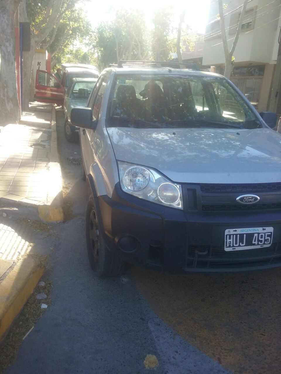 Camioneta obstruye rampa