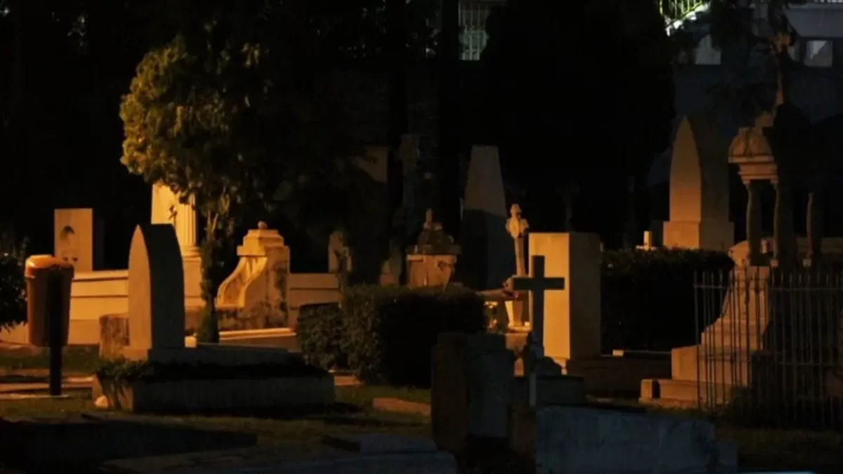 [VIDEO] Un espíritu apareció en un cementerio y varios casi se mueren ...