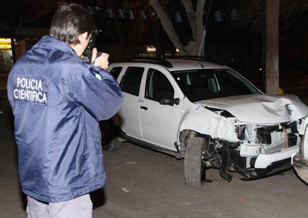 Policía ebrio chocó una casa