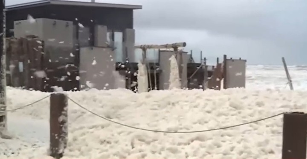 No es El Eternauta: invasión de espuma marina en la costa argentina