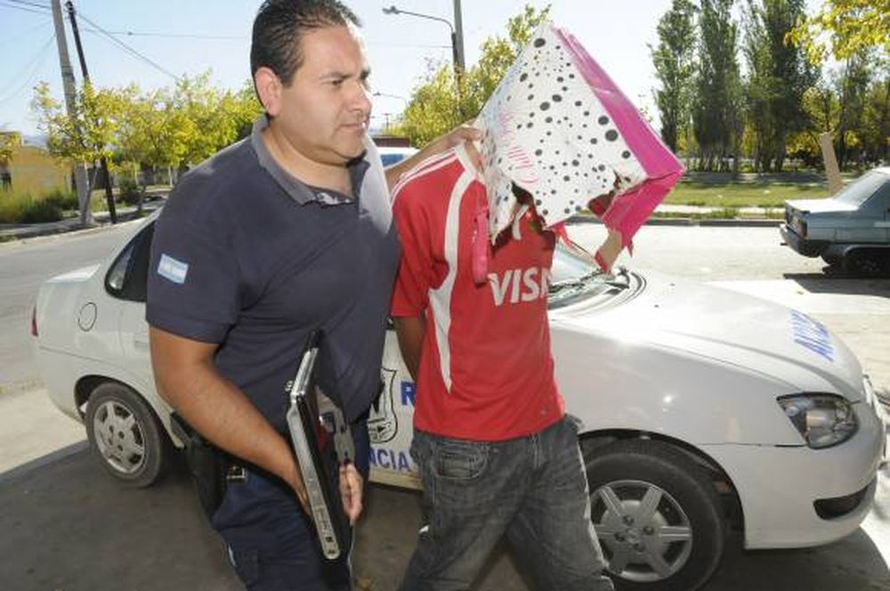 Van a robar y uno cae con el botín