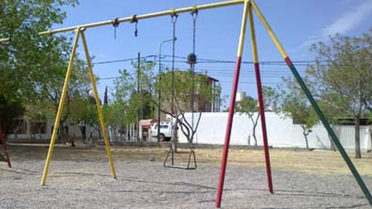 Plaza de Rivadavia tomada por los vándalos: bancos rotos y juegos ...