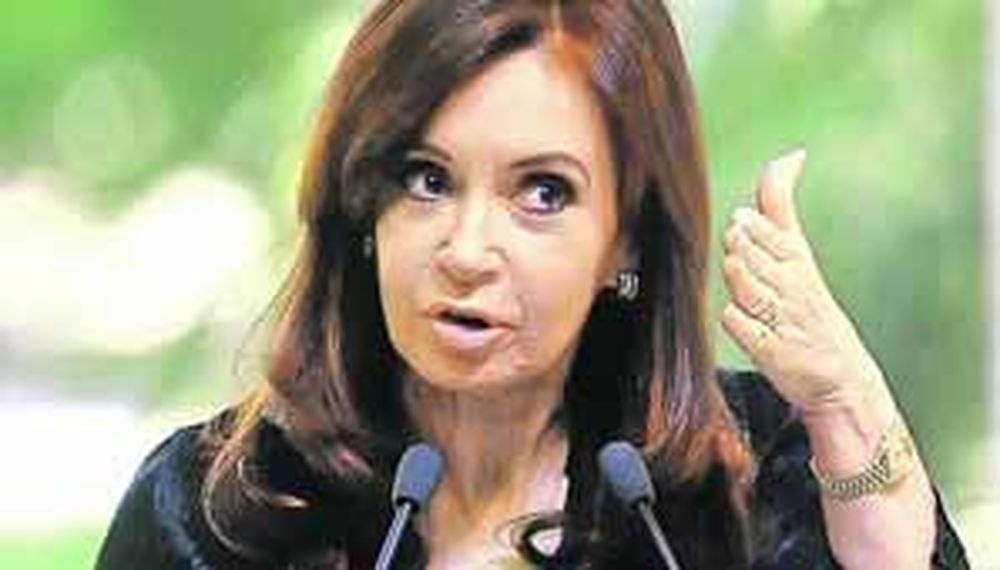 Cristina twitteó una “típica charla de mujeres en el baño”