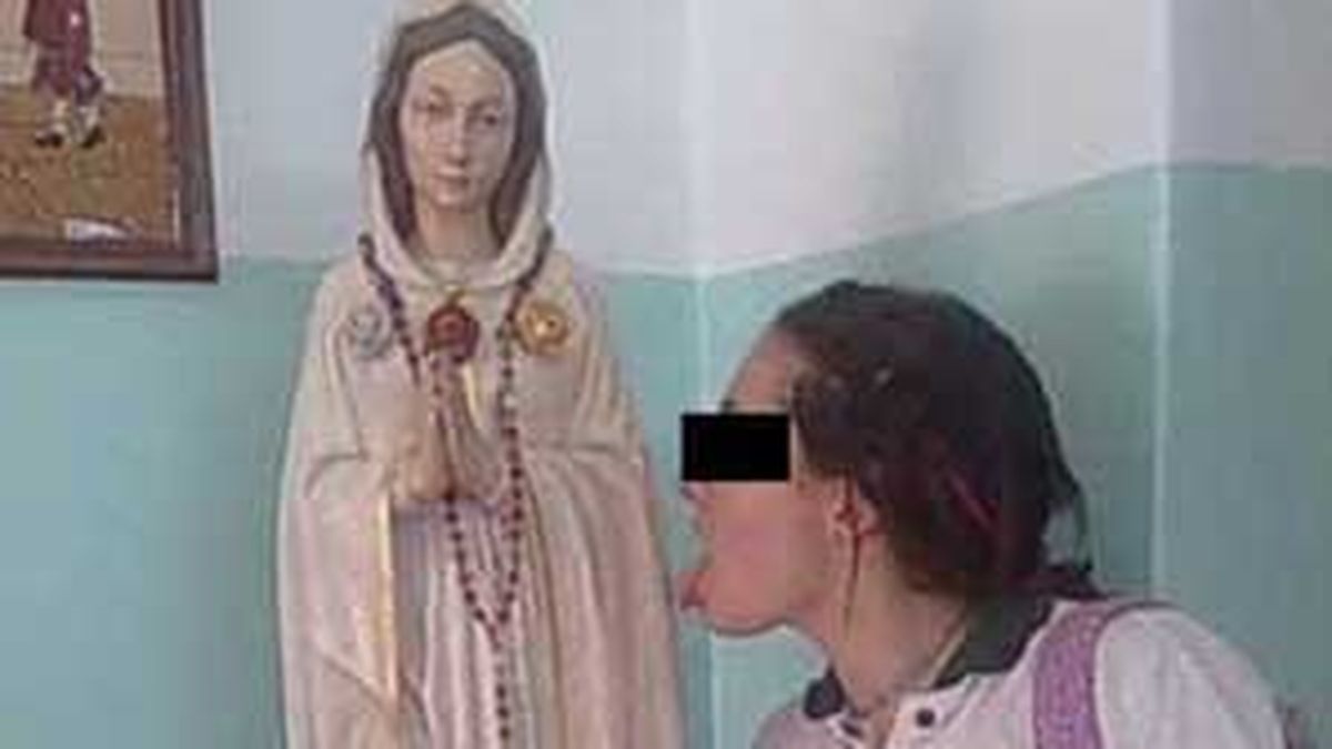 La Rioja: quinceañeras en poses obsenas con imágenes religiosas