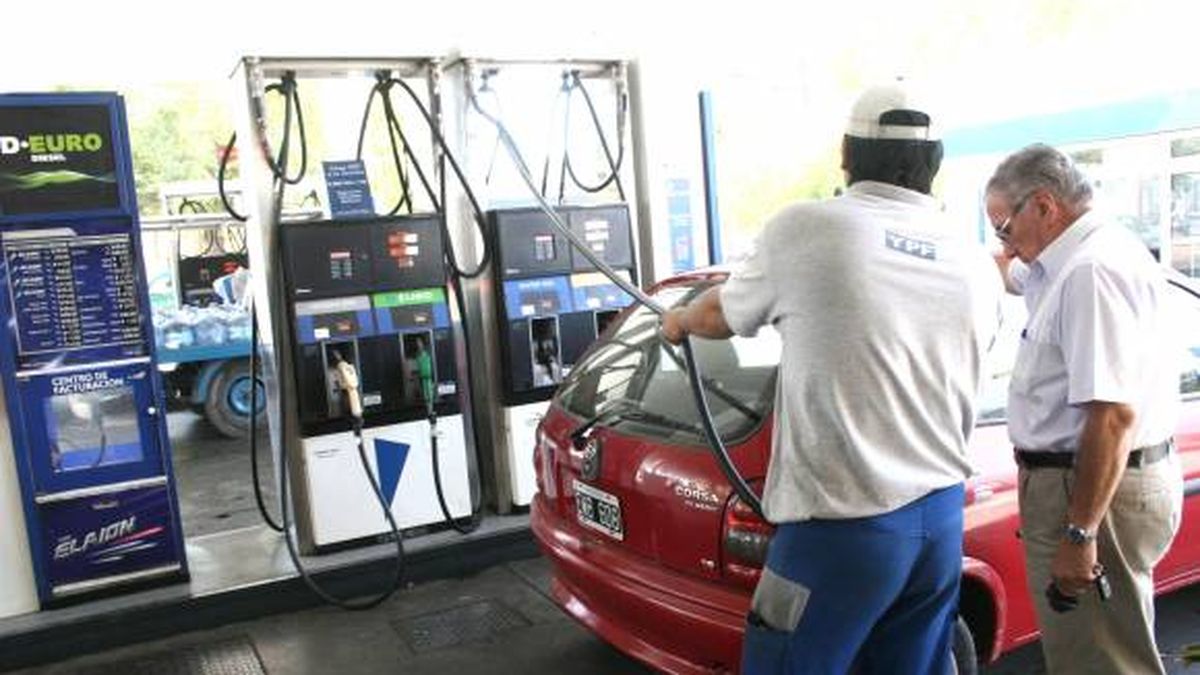 Escasea el combustible y la gente llena los tanques