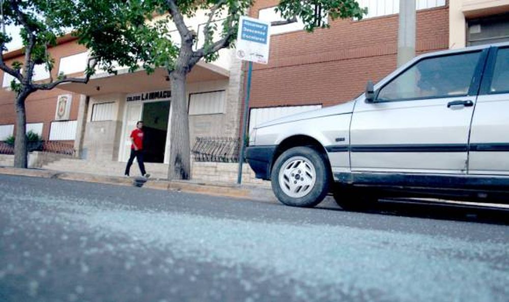 Saca $20.000 del banco, lo siguen y se los roban