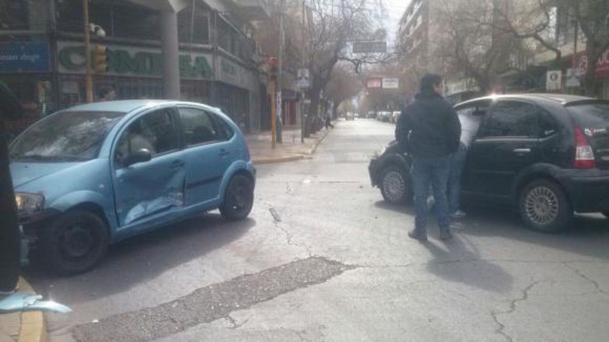 Dos autos iguales chocaron en el centro luego de que uno cruzara el ...