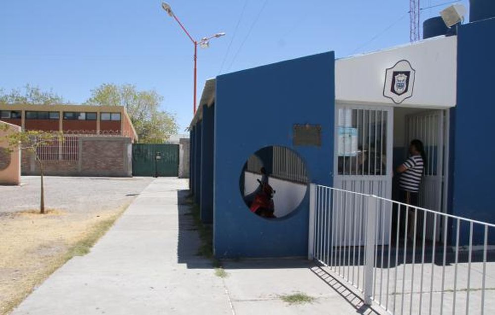 Roban escuela al lado de comisaría