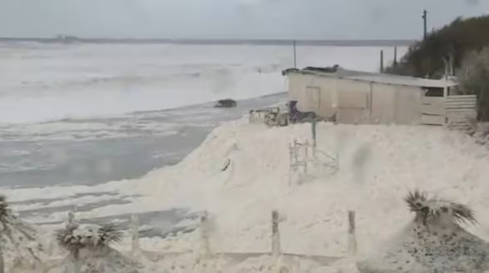 No es El Eternauta: invasión de espuma marina en la costa argentina