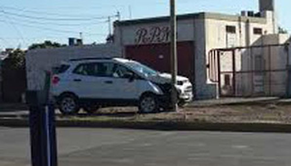 Conducía en estado de ebriedad y chocó contra un poste