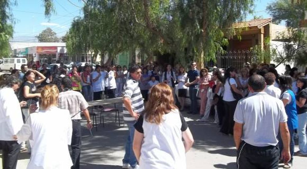 Docentes jachalleros siguen de paro y UDAP no acompaña
