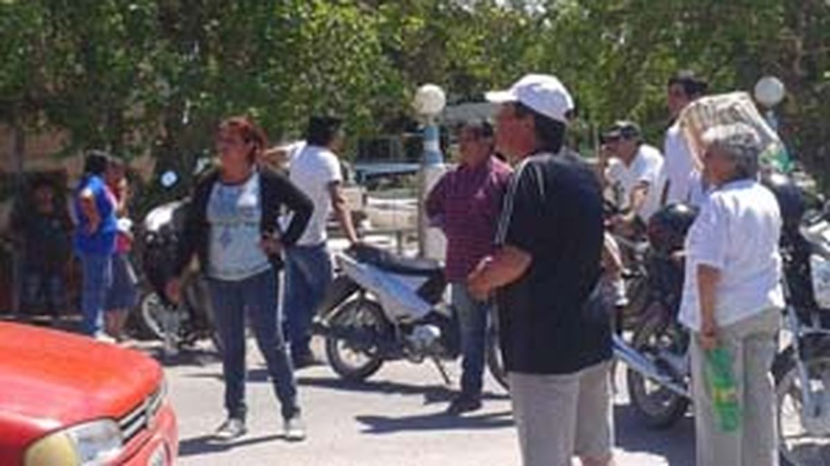 Pocito: vecinos cortan calle ante la falta de agua potable