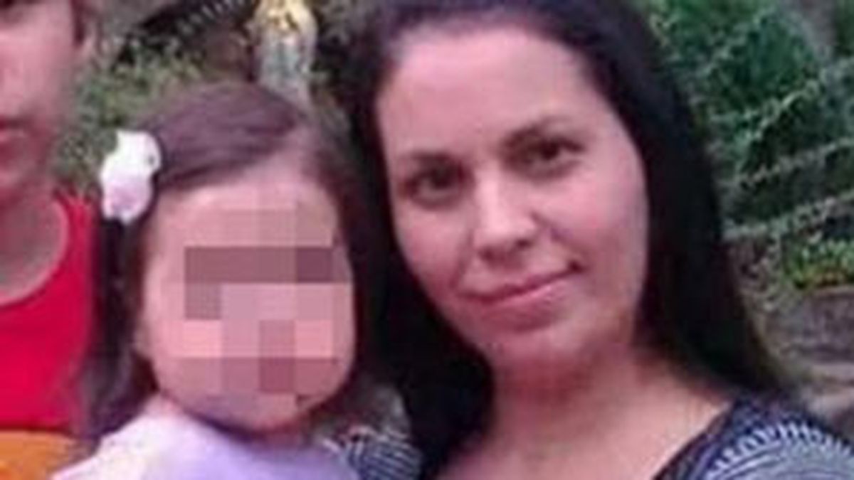 Estaba desaparecida y la hallaron muerta al lado de su hijita