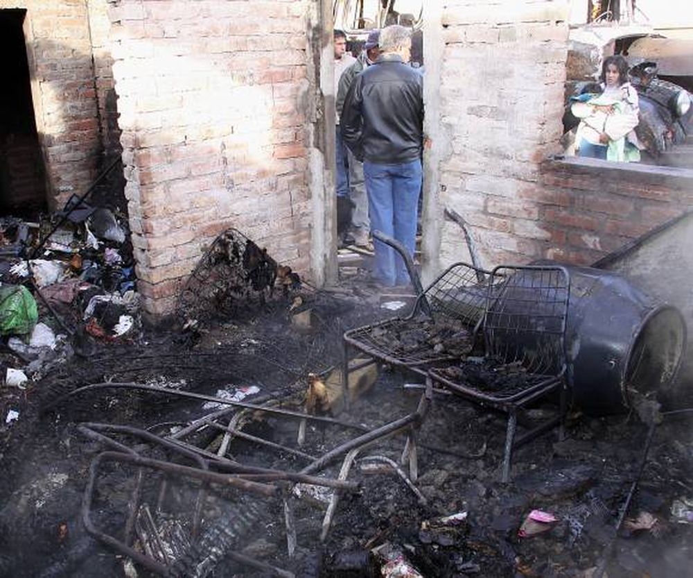 Pierden su casa y un micro, por un incendio