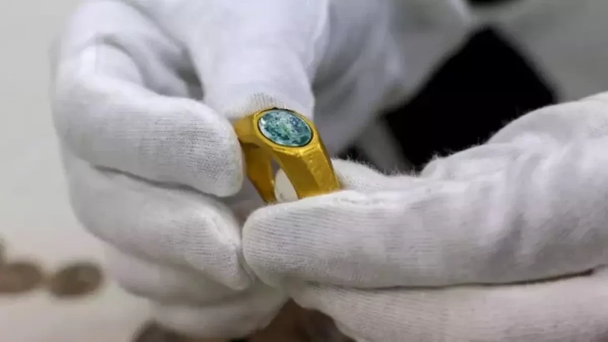 Hallaron un anillo cristiano de oro que permaneció bajo el agua durante ...