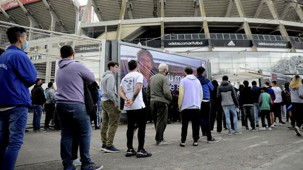 Largas filas para el canje de entradas de Argentina – Perú