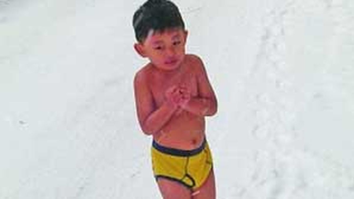 Obligan a su hijo de cuatro años a correr sin ropa en la nieve