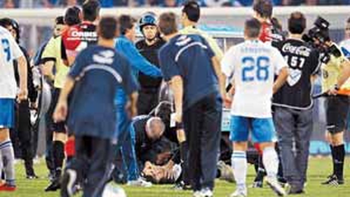 Bella seguirá internado tras el ataque de epilepsia en el partido