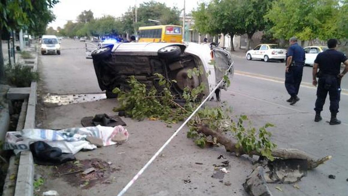 Choque y vuelco de un taxi en Rawson: murió joven que estaba grave