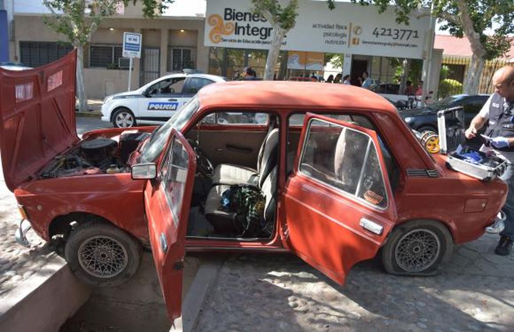 Le roban el auto y encima lo chocan