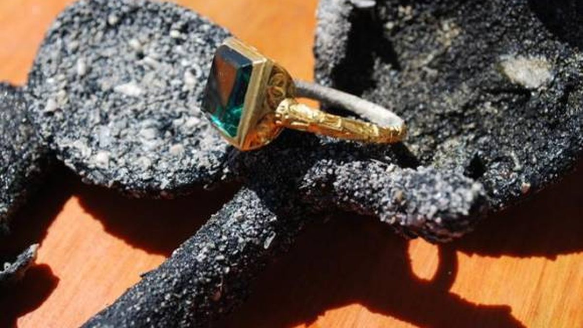 Hallan un anillo en el mar
